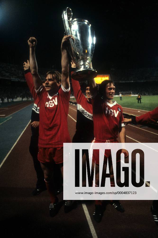 Holger Hieronymus und Bernd Wehmeyer präsentieren den Pokal - der HSV ...