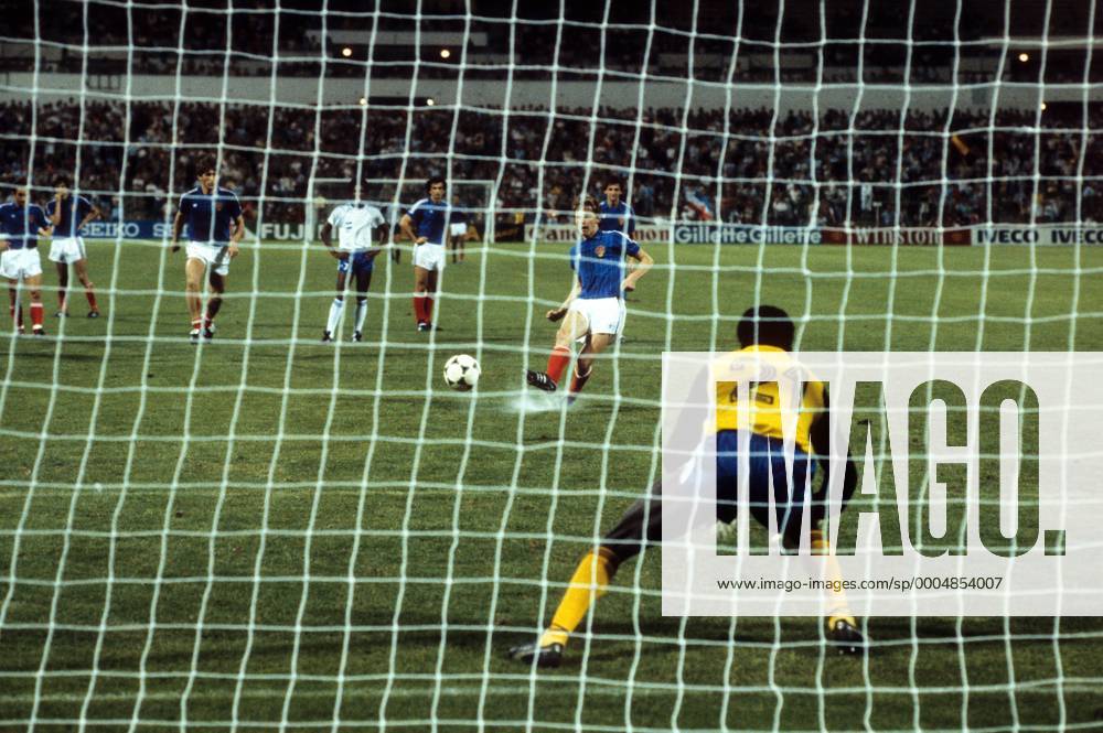 Vladimir Petrovic verwandelt den Elfmeter gegen Torwart Julio Cesar ...