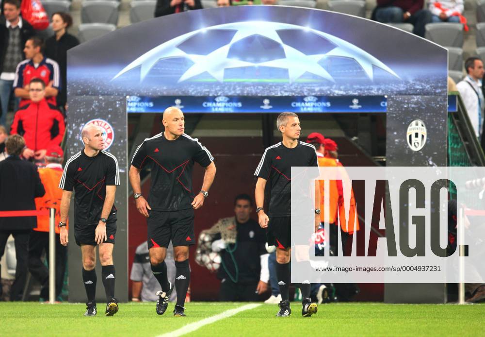 Schiedsrichter Trio Howard WEBB, Peter KIRKUP, Michael