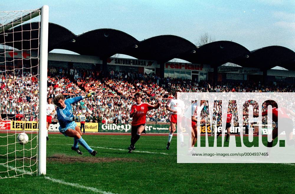 Peter Hobday erzielt gegen Torwart Jean Marie Pfaff den Treffer zum 1:1 ...