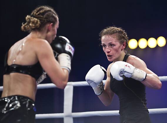 Ina Menzer (GER, R) vs. Esther Schouten (NED) - WIBF, WBC, WBO World ...