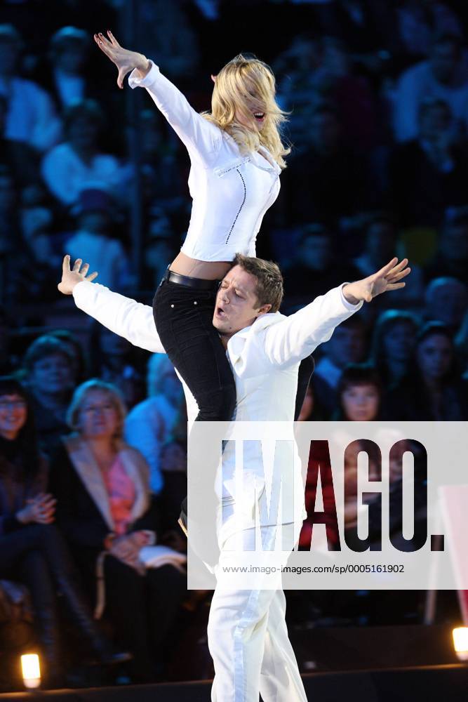 78: MOSCOW, RUSSIA. DECEMBER 23. Figure skater Anna Semenovich and ...
