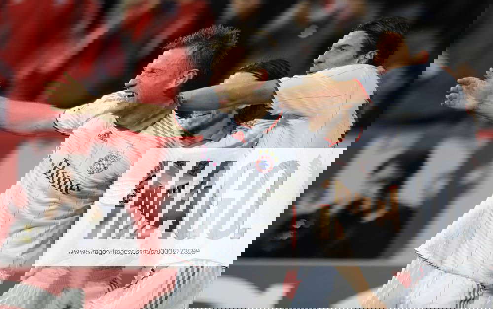 Jubel Ivica OLIC (Bayern München, li.) - Torjubel mit Mario GOMEZ ...