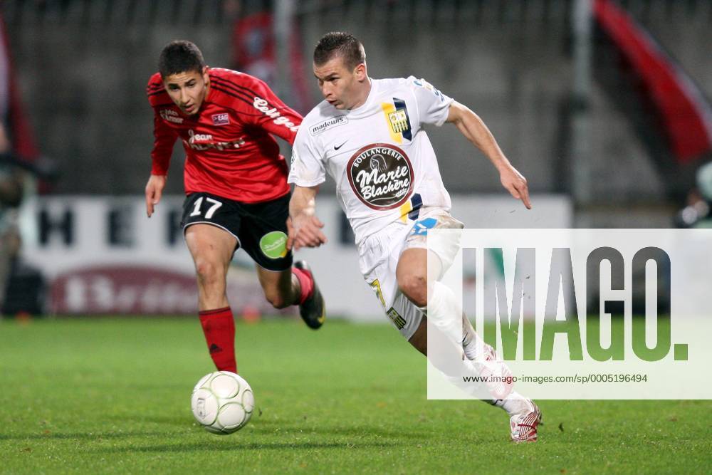 Benjamin Psaume (re.) gegen Jugurtha Hamroun - EA Guingamp EAG (rot ...