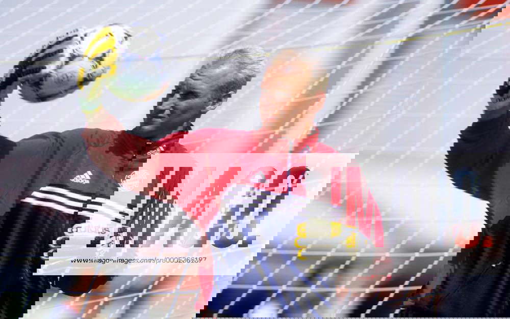 Torwart Sven Scheuer (Bayern) DEUTSCHSPRACHIGE SPORTZEITSCHRIFTEN UND ...