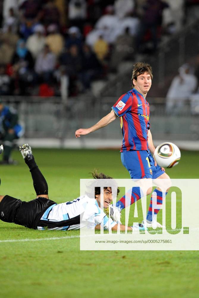 DECEMBER 16, 2009 - Football : Lionel Messi (R) of Barcelona scores his ...