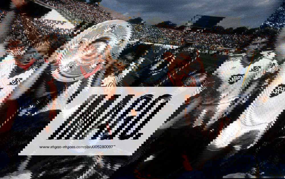 Hamburger SV ist Deutscher Meister 1981 1982, v.li.: Ditmar Jakobs, Horst Hrubesch und Jimmy Hartwig