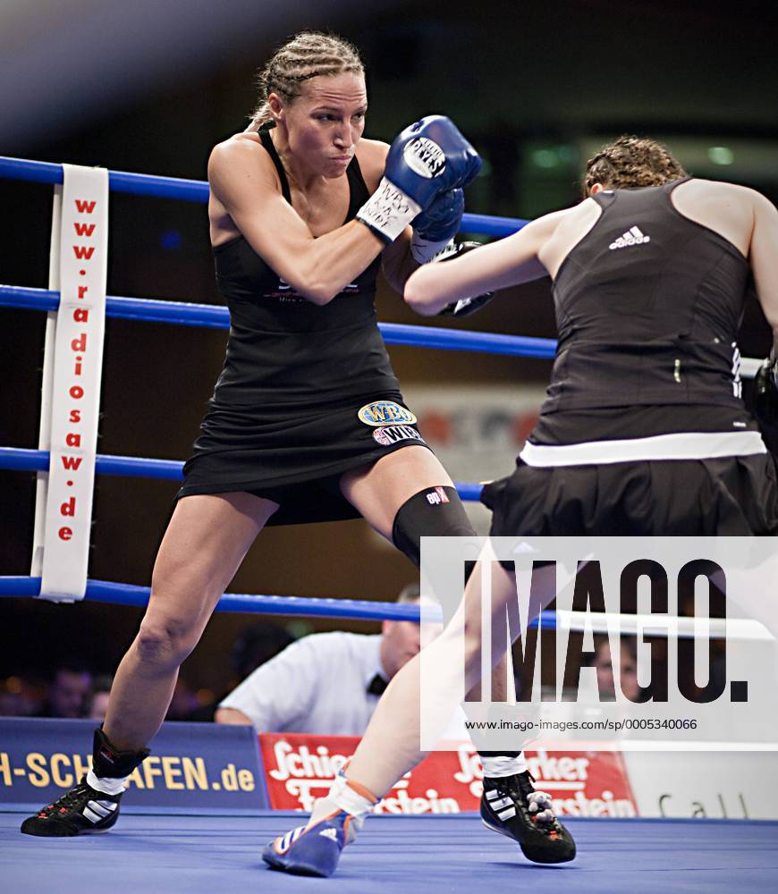 Ina Menzer (GER, R) vs. Ramona Kühne (GER) 09. Januar 2009 Universum ...