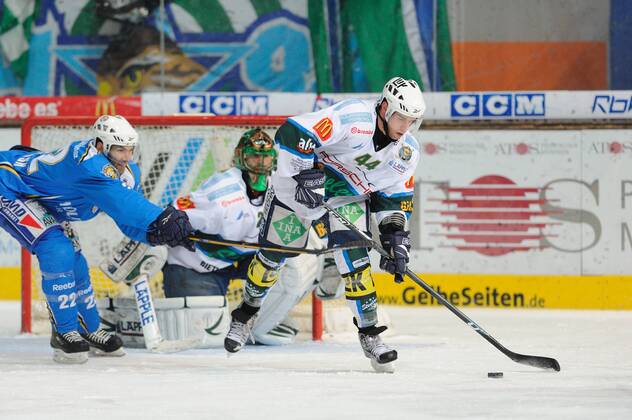 Eishockey EHC Muenchen Bietigheim Steelers 2:1 v. li. Mike Kompon ...