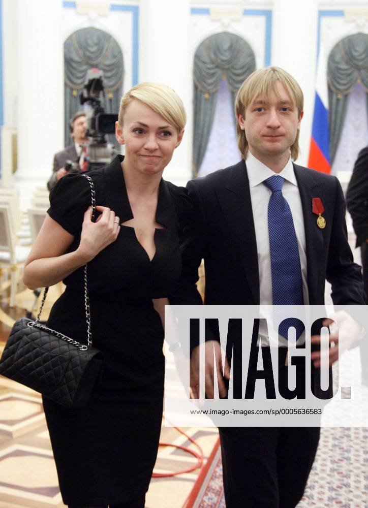 ITAR-TASS 108: MOSCOW, RUSSIA. MARCH 15, 2010. Figure skater Evgeni ...