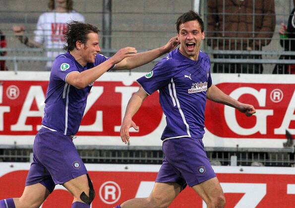 VfB Stuttgart II (weiß) - FC Erzgebirge Aue (lila), Tor für Aue. Jubel ...