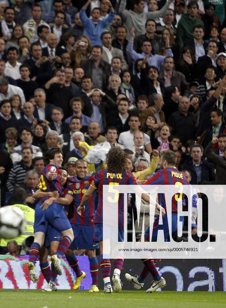 Real Madrid CF (weiß) - FC Barcelona (rot) - Torjubel Barca, v.li ...