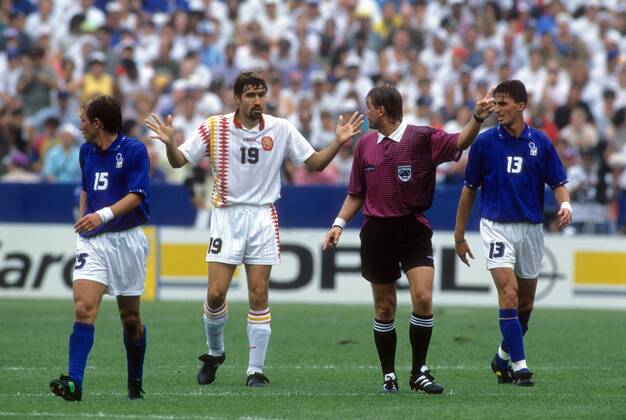 FIFA Schiedsrichter Sandor Puhl entscheidet auf Freistoß - Michael ...