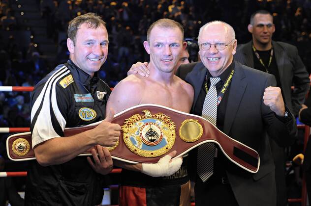 WBO World Championship, Hamburg, 24.04.2010, v.l.: Trainer Michael Timm ...