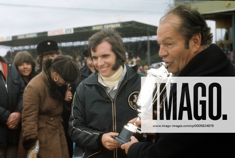 Sieger Emerson Fittipaldi (Brasilien Lotus, Mitte) mit Pokal Daily ...
