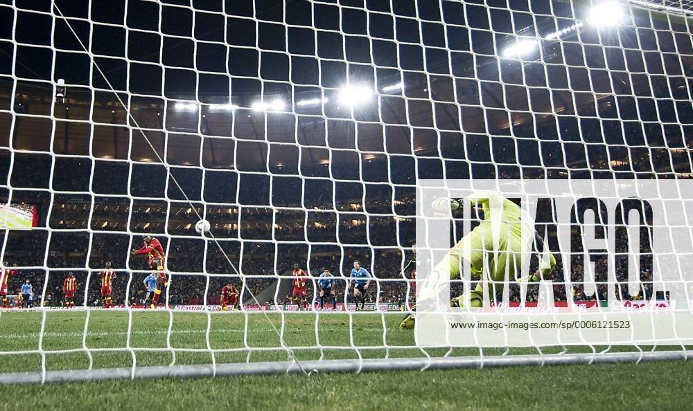 Asamoah GYAN, GHA, verschiesst einen Handelfmeter in der Veräengerung ...