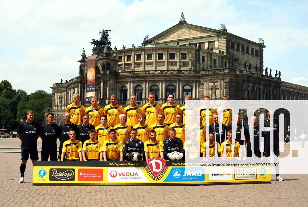 13. Juli 2010: Dresden, Theaterplatz: Mannschaftsfoto der SG Dynamo ...