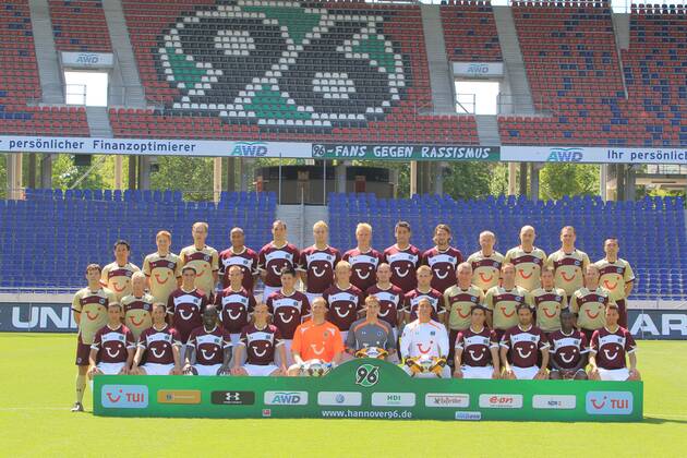 Mannschaft von Hannover 96 Serie 2010 11 am 16. 07. 2010. H.R.v.li ...