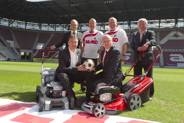 Hinten v.l.: , SPORTFIVE-Teamleiter Rouven Kasper, FCA-Präsident ...