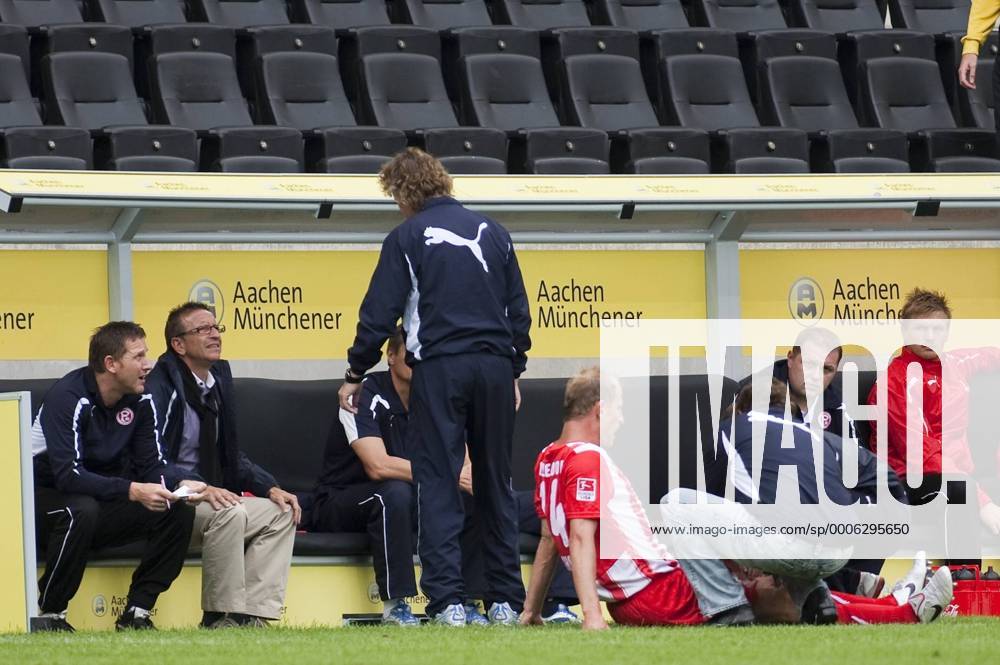 Aachen, 08.08.2010: Co-Trainer Uwe Klein und Trainer Norbert Meier ...
