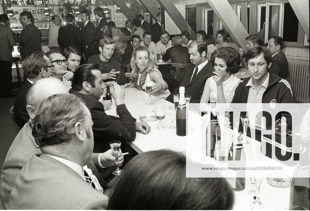 VFL Wolfsburg Siegesfeier im VfL Heim am 24.05.1970, u.a. mit Ingo ...