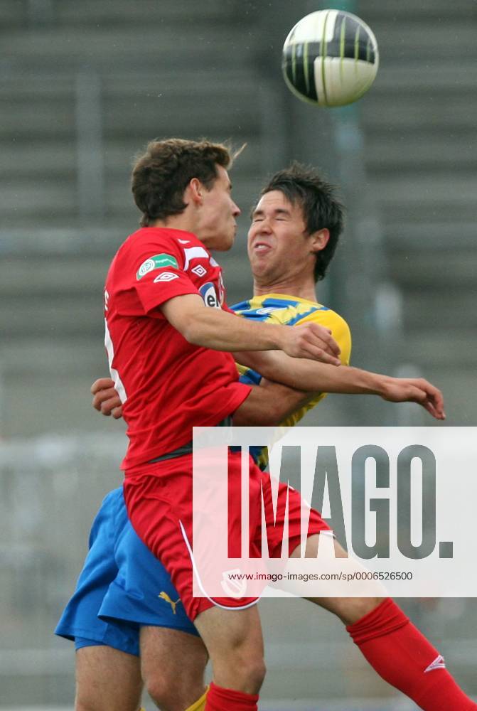 Clemens Fandrich (FC Energie Cottbus II) im Kopfballduell mit Patrick ...