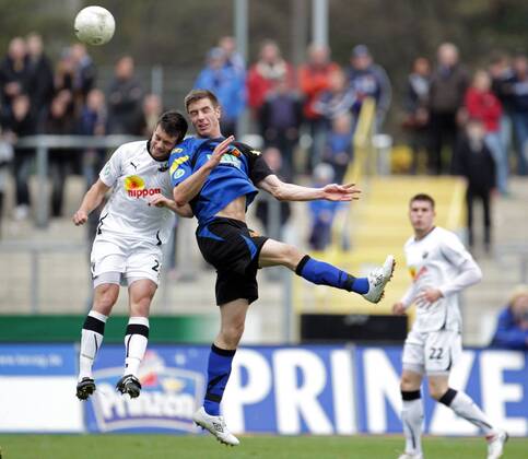 TuS Koblenz - SV Sandhausen - Der Koblenzer Thomas Gentner (r) und ...