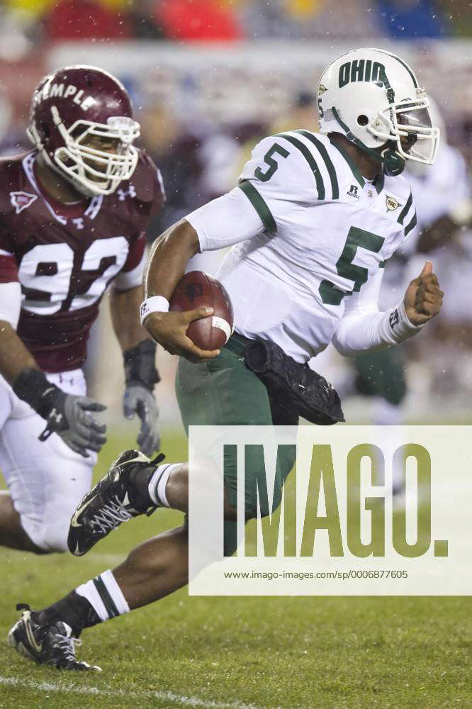November 16, 2010: Ohio Bobcats quarterback Phil Bates (5) running with ...