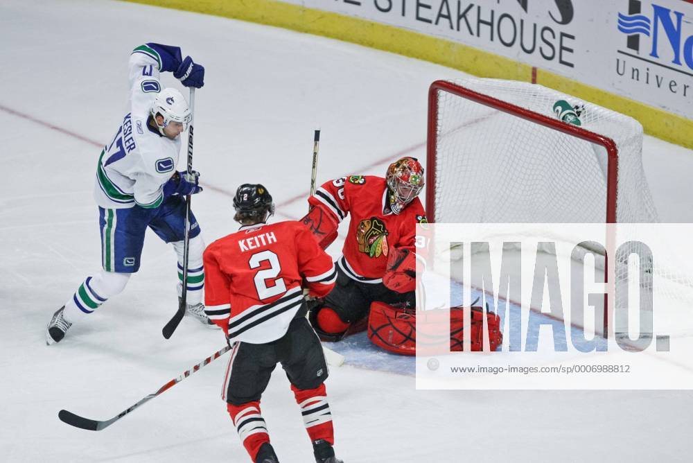 03 December 2010: Chicago Blackhawks goalie Marty Turco (30) blocks a ...