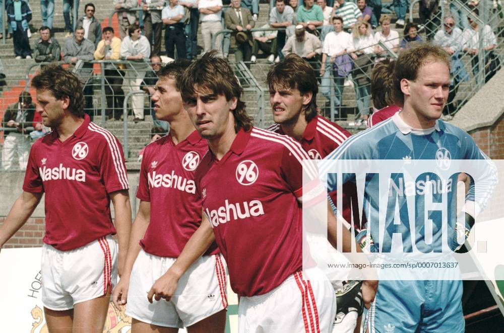 Spieler von Hannover 96 v.li.: Frank Pagelsdorf, Axel Sundermann ...