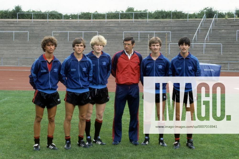 Eintracht Frankfurt: Trainer Lothar Buchmann mit den jungen Spielen v ...