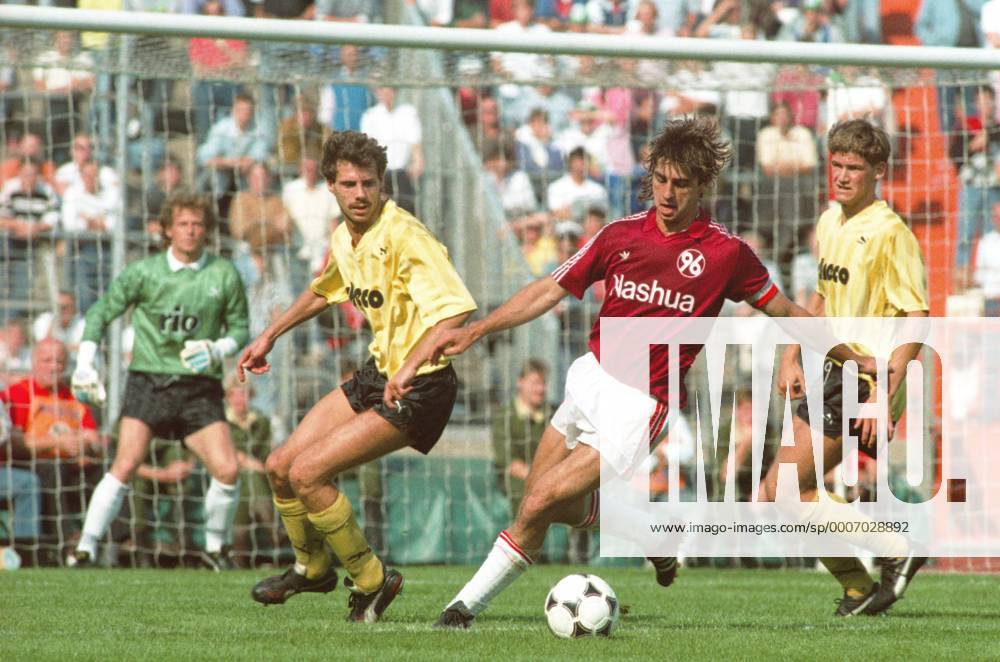 Siegfried Reich (Hannover 96, Mitte) am Ball gegen Josef Zschau (li ...