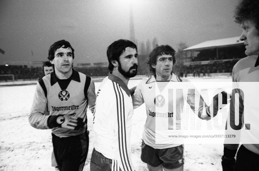 Spielende. V. li.: Torwart Bernd Franke (Braunschweig), Gerd Müller ...