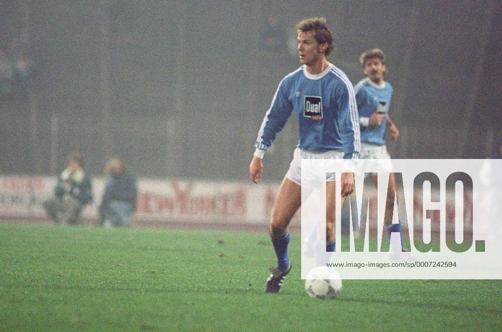 Michael Jakobs (Schalke). 1. BL Saison 1987 1988 Hannover 96 gegen FC ...