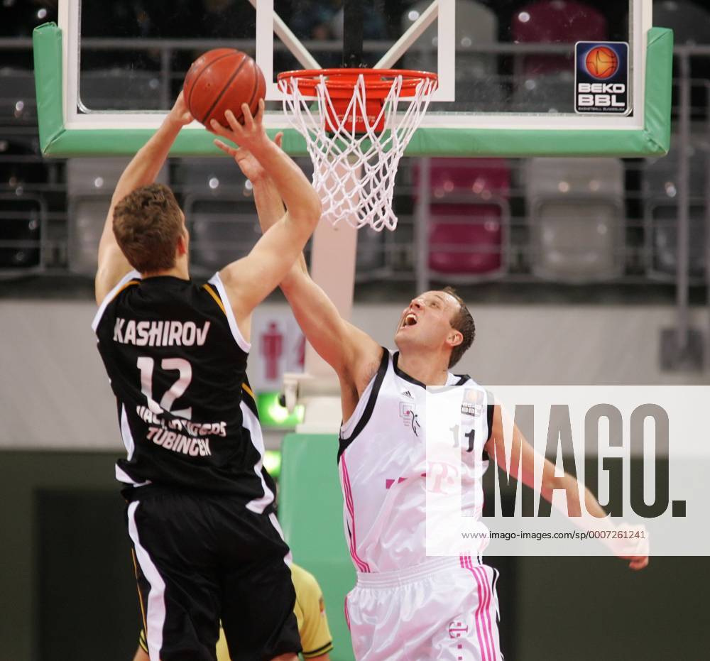 Jacob Jaacks (R) gegen Anatoly Kashirov --- Telekom Baskets Bonn (weiß ...