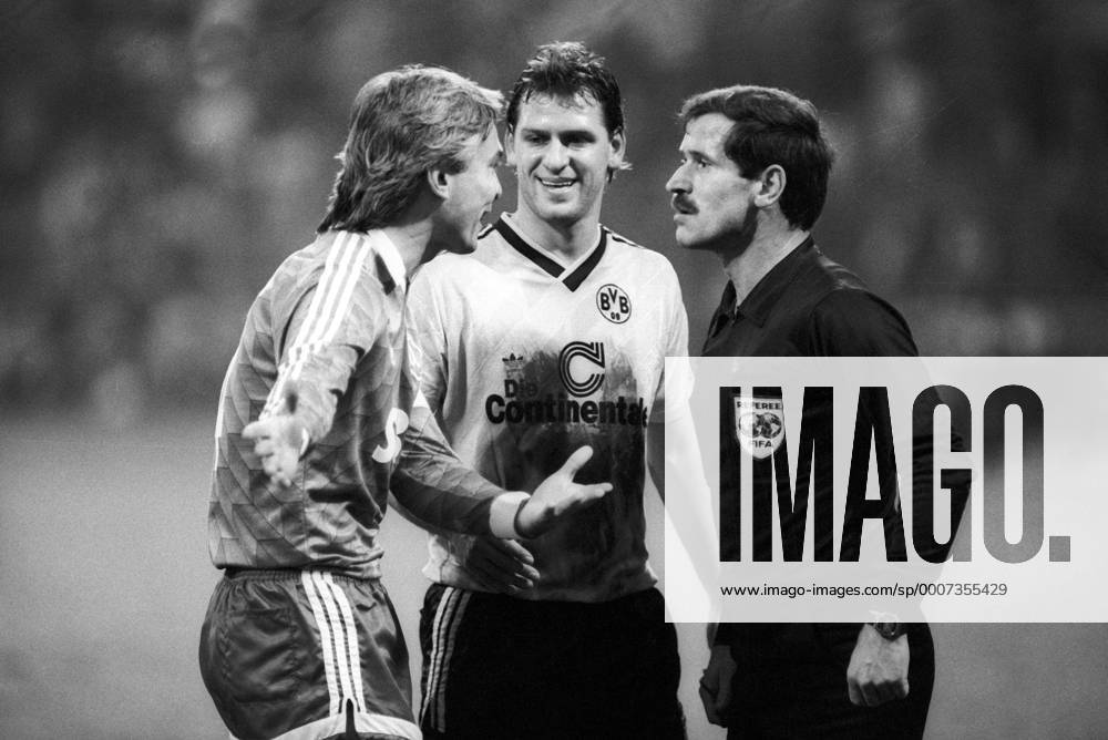 FIFA Schiedsrichter Werner Föckler im Gespräch mit Frank Pagelsdorf und ...