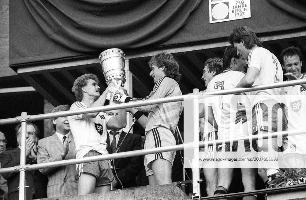 DFB Pokalsieger Hamburger SV 1987 v.li. Thomas von Heesen, Uli Stein ...