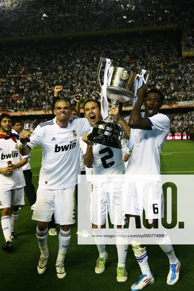L-R Pepe, Ricardo Carvalho, Emmanuel Adebayor (Real Madrid) with trophy ...