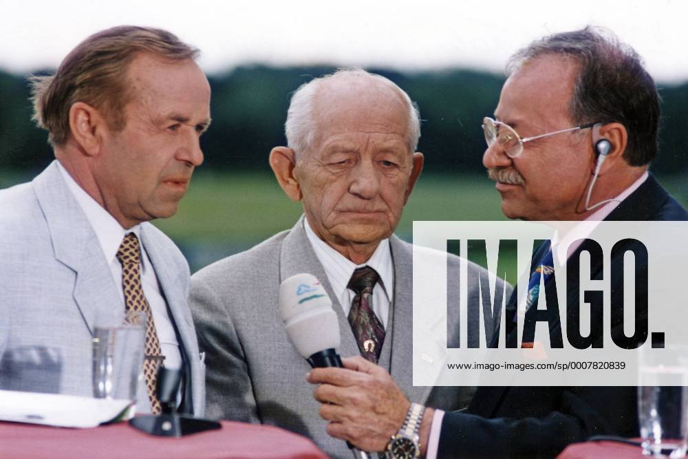 Berlin, DEU - Addi Furler im Gespraech mit Trainer Egon Czaplewski und ...