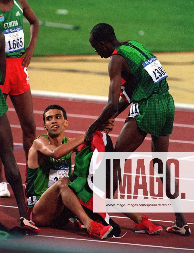 Noah Ngeny (Kenya) helps world record holder and favourite Hicham El ...