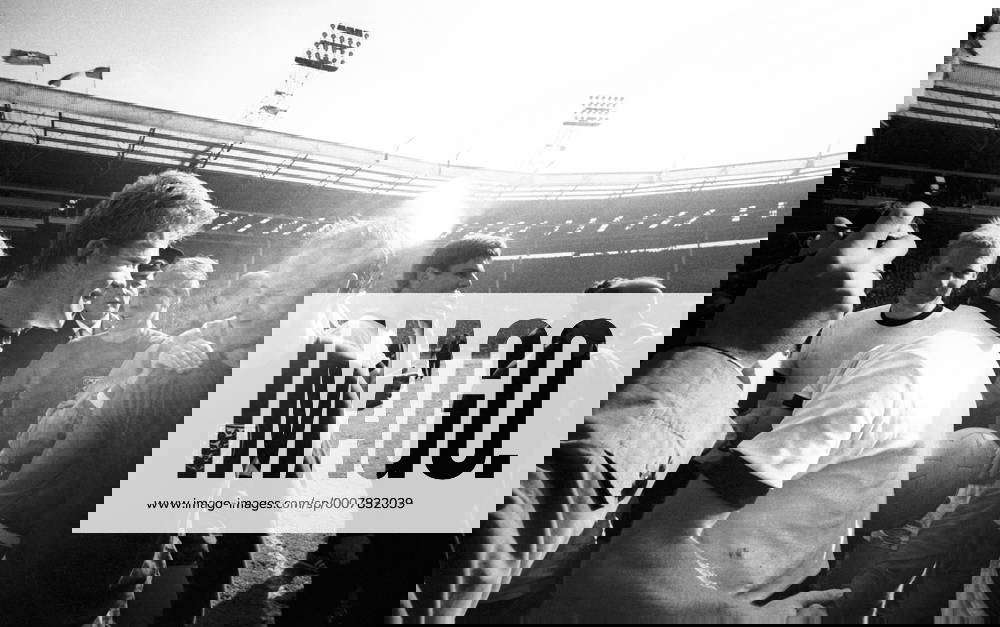 Helmut Haller (BR Deutschland, li.) gratuliert Ray Wilson (England) zum ...