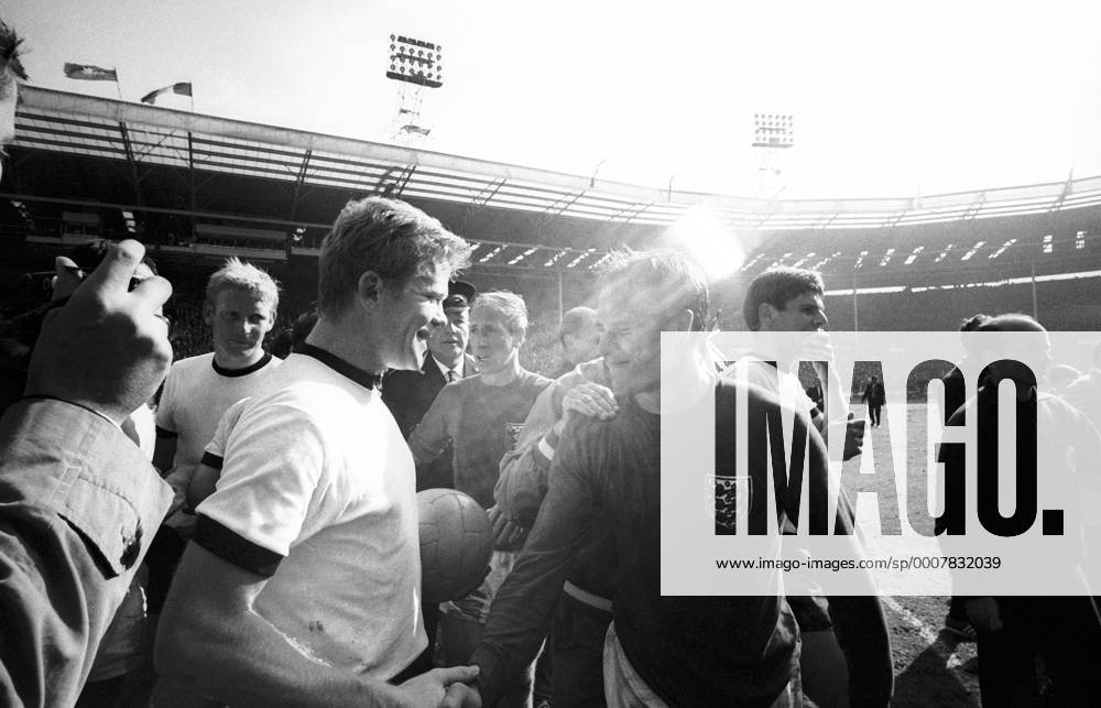 Helmut Haller gratuliert Ray Wilson zum Sieg im WM Finale 1966, daneben ...