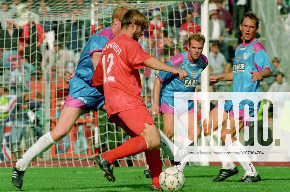 Milos Djelmas (Hannover 96, vorn) gegen Rob Reekers, dahinter Sven ...