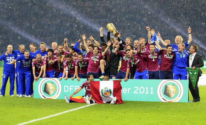 FC Schalke 04, DFB Pokalsieger 2010 2011: Manuel Neuer präsentiert den ...