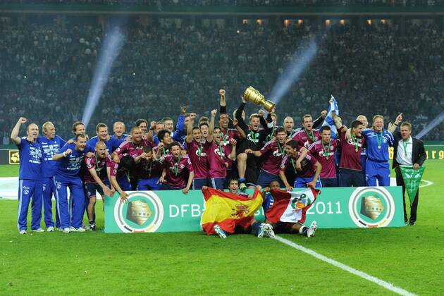 FC Schalke 04, DFB Pokalsieger 2010 2011: Manuel Neuer präsentiert den ...