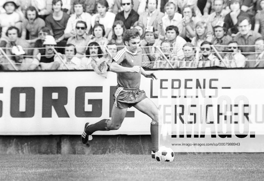 Hermann Bitz (Kickers Offenbach) am Ball Aufnahmedatum