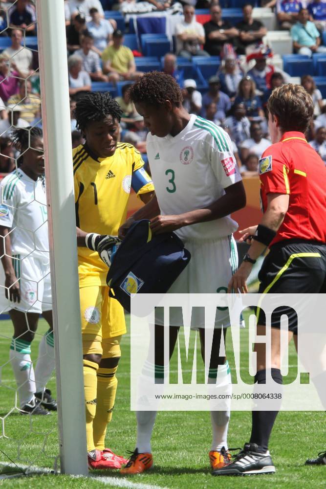 Precious Dede und Ohale Osinachi müssen die Tasche vom Tor