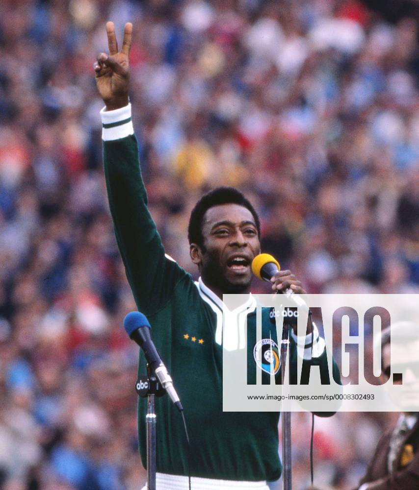 Football : Pele (Cosmos) gives his farewell speech to the crowd. 01 11 ...