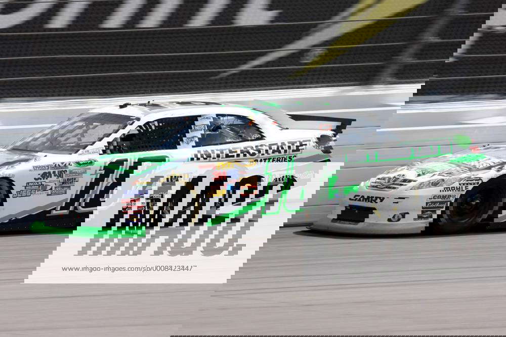 Aug. 21, 2011 - Brooklyn, Michigan, U.S - Kyle Busch ( 18) heads down ...