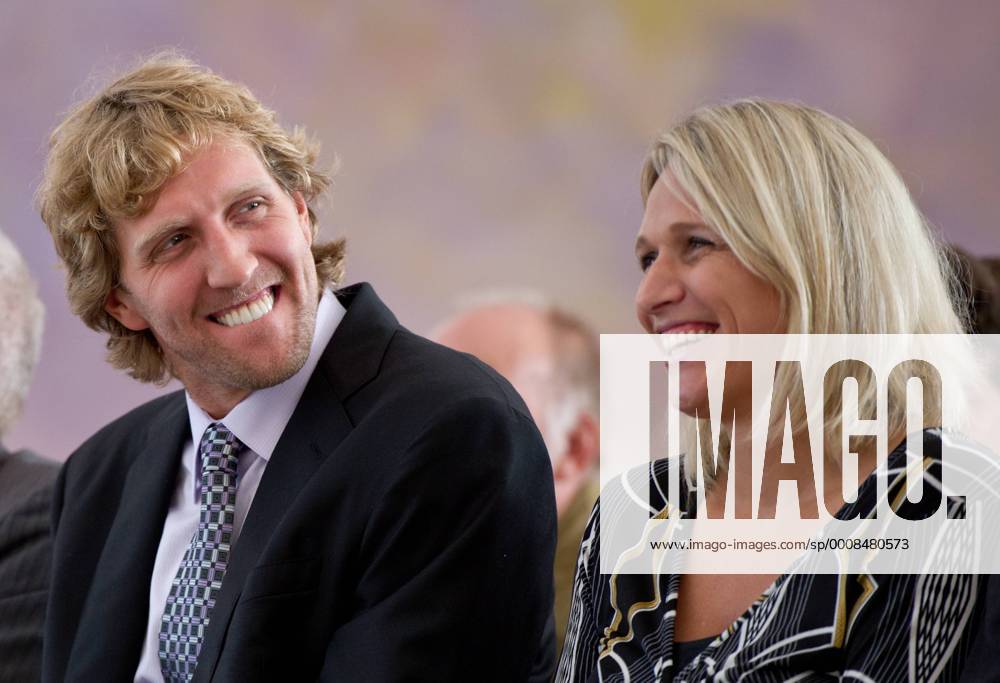 Dirk NOWITZKI mit seiner Schwester Silke Basketballspieler Dirk ...